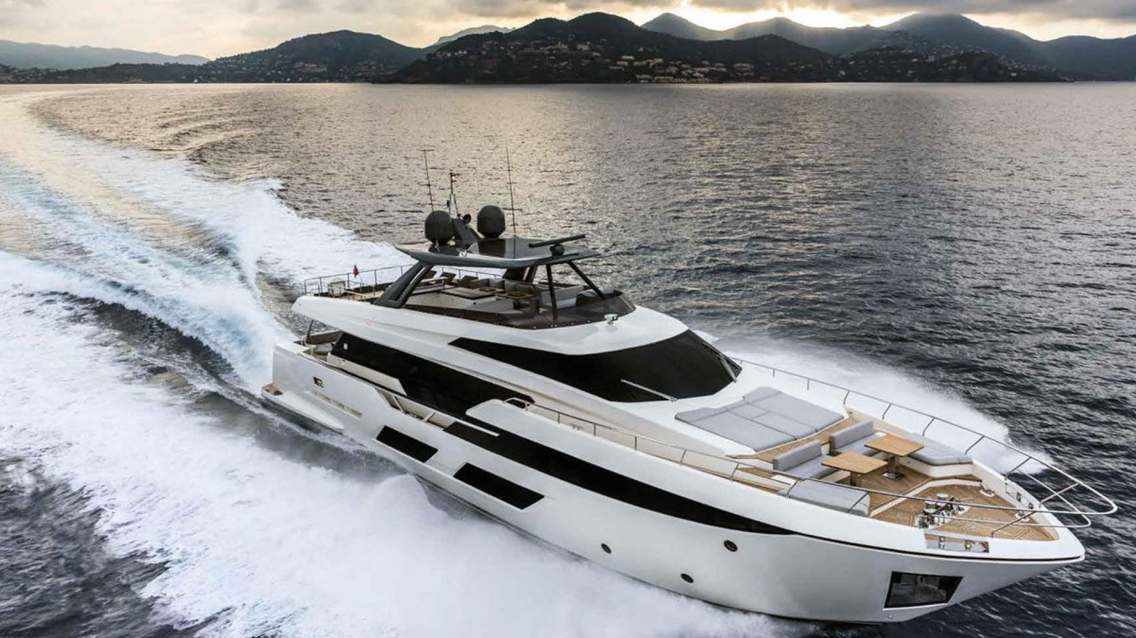 28.5m Ferretti yacht L'Opera joins the market